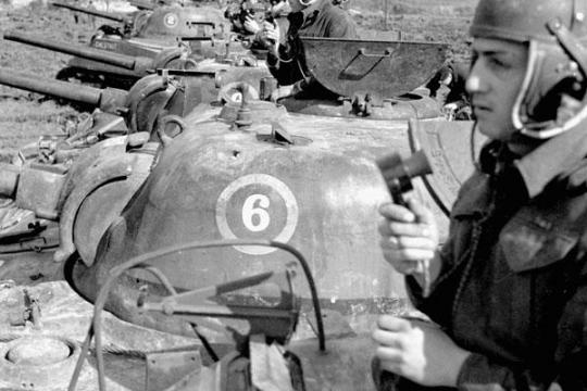 Lining up to Fire - Canadian Army - War Photos
